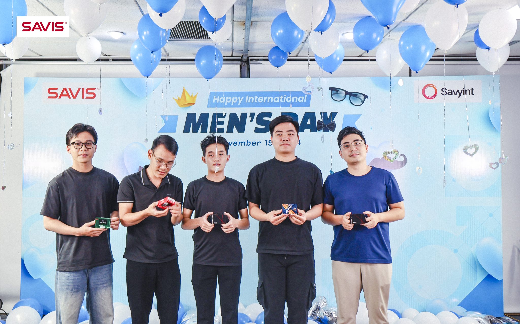 Vui “đỉnh nóc, kịch trần” tôn vinh các soái ca SAVIS và chúc mừng sinh nhật thành viên tháng ...